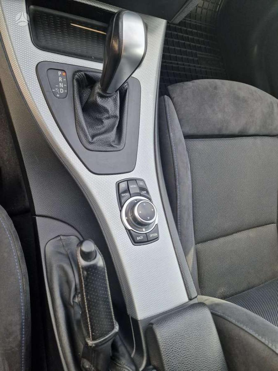 Black BMW 320 2012 in Kaunas, with an engine capacity of 2.00 L and mileage of 277 thousand km for 7300 €, photo 19 on AUTOMOTO.COM.LV
