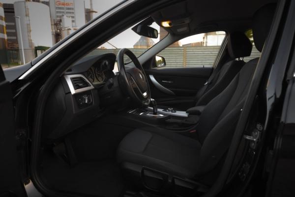 Black BMW 320 2013 in Riga, with an engine capacity of 2.00 L and mileage of 268 thousand km for 8900 €, photo 10 on AUTOMOTO.COM.LV