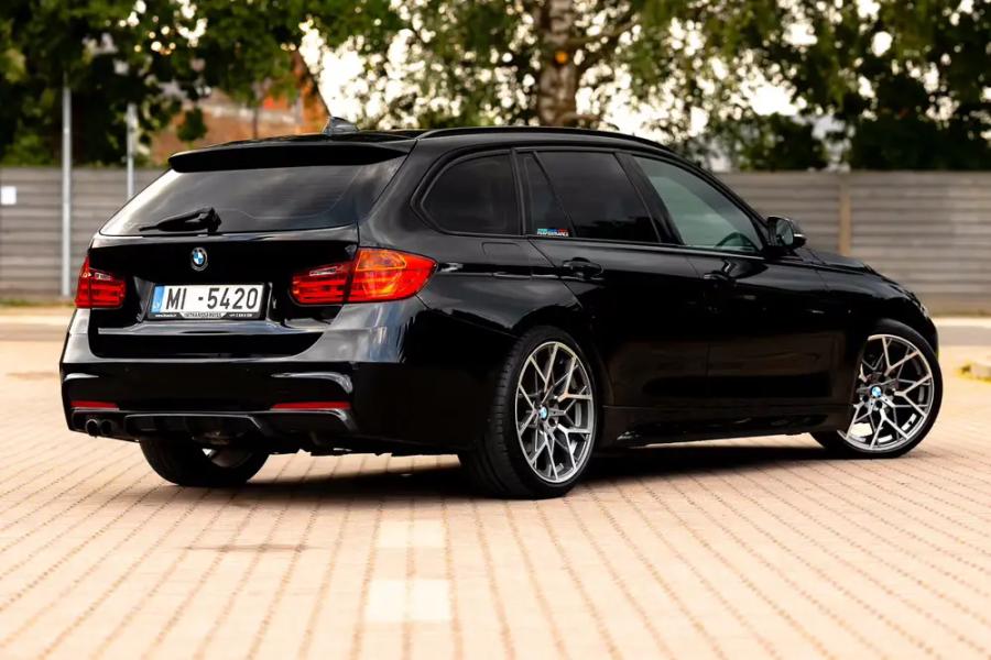 Black BMW 320 2013 in Jelgava, with an engine capacity of 2.00 L and mileage of 308 thousand km for 10300 €, photo 4 on AUTOMOTO.COM.LV