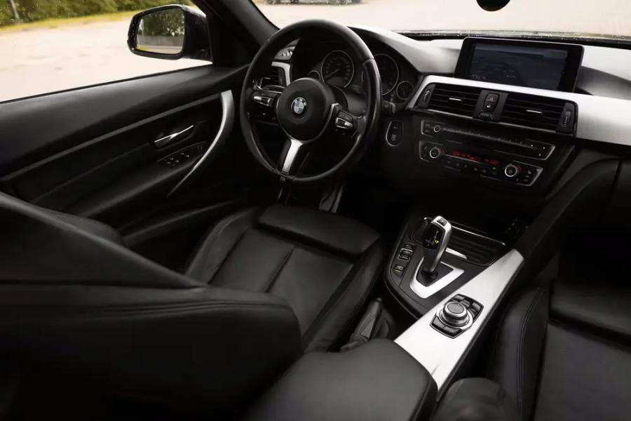 Black BMW 320 2013 in Jelgava, with an engine capacity of 2.00 L and mileage of 308 thousand km for 10300 €, photo 7 on AUTOMOTO.COM.LV