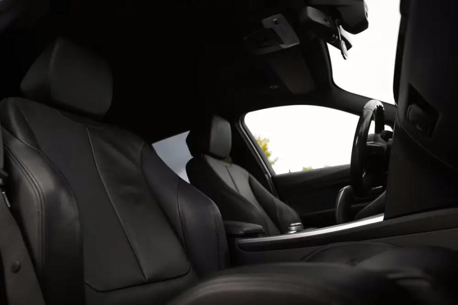Black BMW 320 2013 in Jelgava, with an engine capacity of 2.00 L and mileage of 308 thousand km for 10300 €, photo 9 on AUTOMOTO.COM.LV