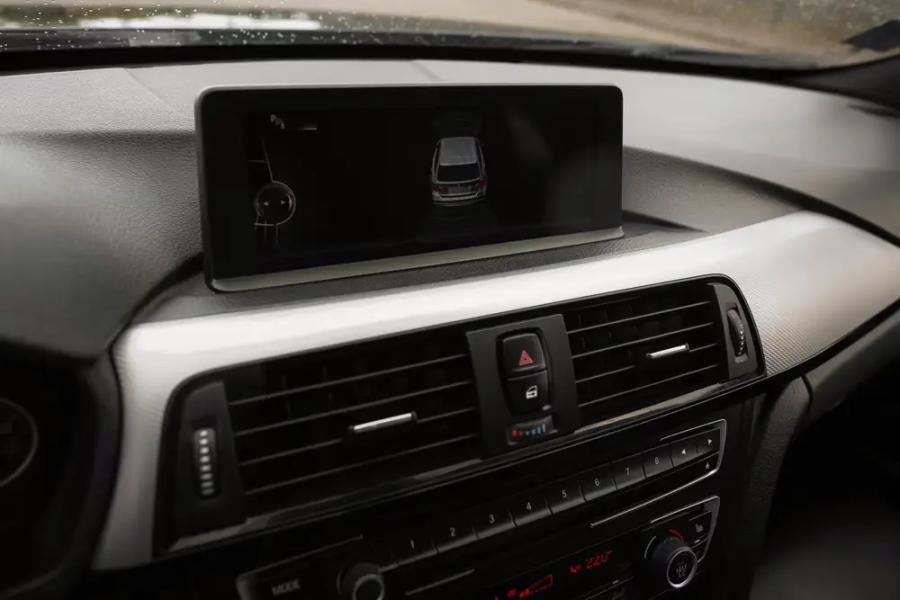 Black BMW 320 2013 in Jelgava, with an engine capacity of 2.00 L and mileage of 308 thousand km for 10300 €, photo 10 on AUTOMOTO.COM.LV