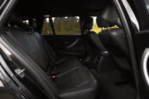 Black BMW 320 2013 in Jelgava, with an engine capacity of 2.00 L and mileage of 308 thousand km for 10300 €, photo 15 on AUTOMOTO.COM.LV