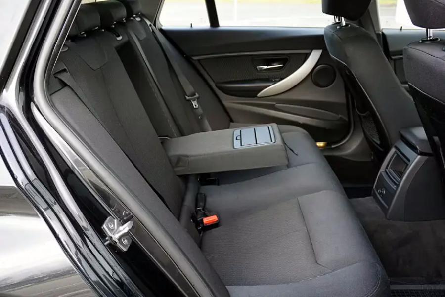 Melns BMW 320 2013 Rīga, ar dzinēja tilpumu 2.00 L un nobraukumu 237 tūkst. km par 7600 €, foto 16 vietnē AUTOMOTO.COM.LV
