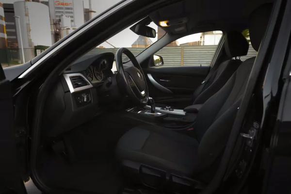 Black BMW 320 2013 in Jelgava, with an engine capacity of 2.00 L and mileage of 268 thousand km for 7900 €, photo 9 on AUTOMOTO.COM.LV