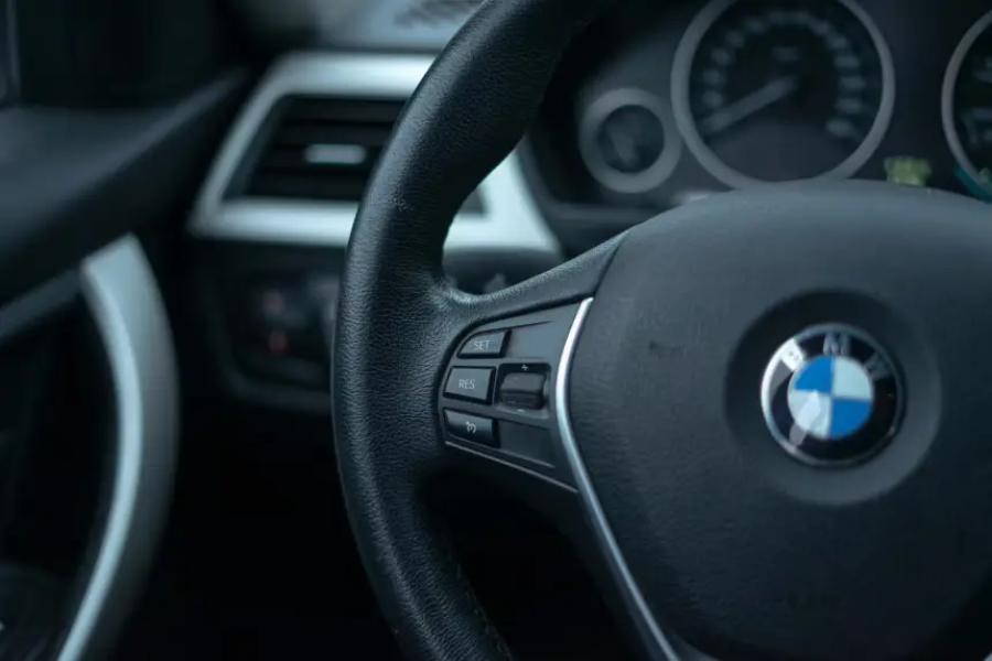 Melns BMW 320 2013 Liepāja, ar dzinēja tilpumu 2.00 L un nobraukumu 330 tūkst. km par 7850 €, foto 35 vietnē AUTOMOTO.COM.LV