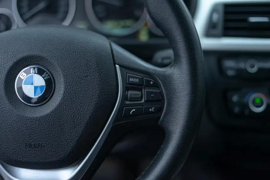 Melns BMW 320 2013 Liepāja, ar dzinēja tilpumu 2.00 L un nobraukumu 330 tūkst. km par 7850 €, foto 36 vietnē AUTOMOTO.COM.LV