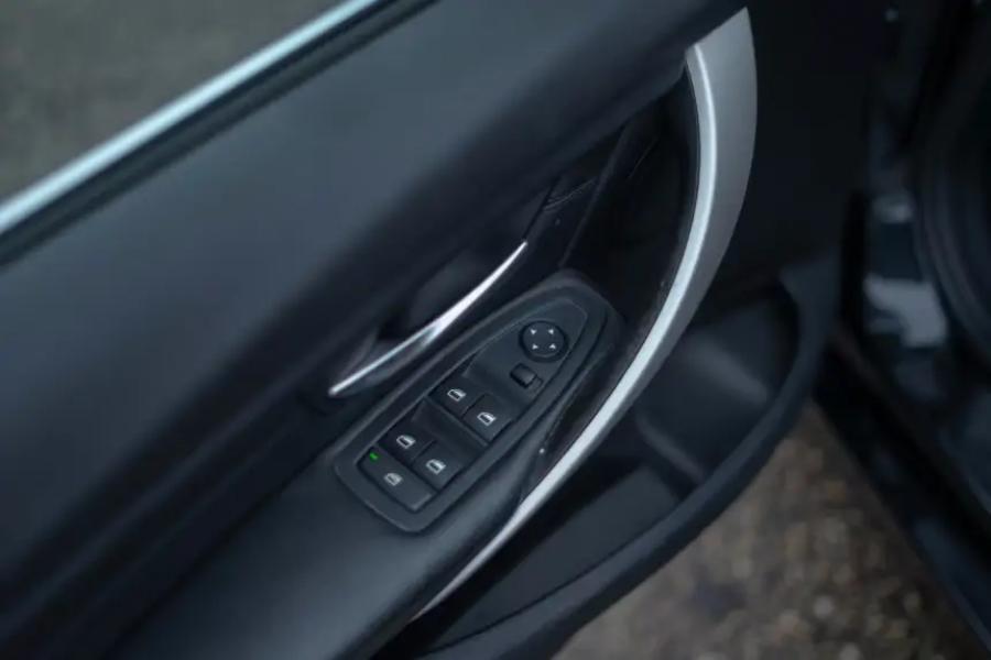 Melns BMW 320 2013 Liepāja, ar dzinēja tilpumu 2.00 L un nobraukumu 330 tūkst. km par 7850 €, foto 37 vietnē AUTOMOTO.COM.LV