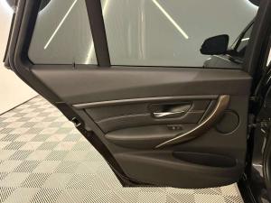Melns BMW 320 2013 Marijampole, ar dzinēja tilpumu 2.00 L un nobraukumu 220 tūkst. km par 9650 €, foto 9 vietnē AUTOMOTO.COM.LV