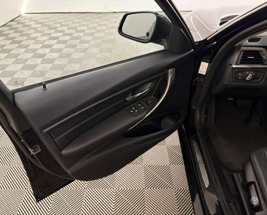 Melns BMW 320 2013 Marijampole, ar dzinēja tilpumu 2.00 L un nobraukumu 220 tūkst. km par 9650 €, foto 17 vietnē AUTOMOTO.COM.LV