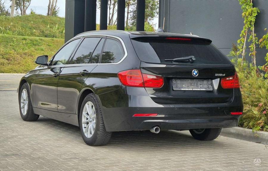 Black BMW 320 2013 in Vilnius, with an engine capacity of 2.00 L and mileage of 298 thousand km for 6999 €, photo 4 on AUTOMOTO.COM.LV