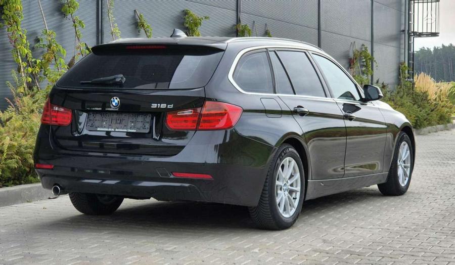 Black BMW 320 2013 in Vilnius, with an engine capacity of 2.00 L and mileage of 298 thousand km for 6999 €, photo 5 on AUTOMOTO.COM.LV