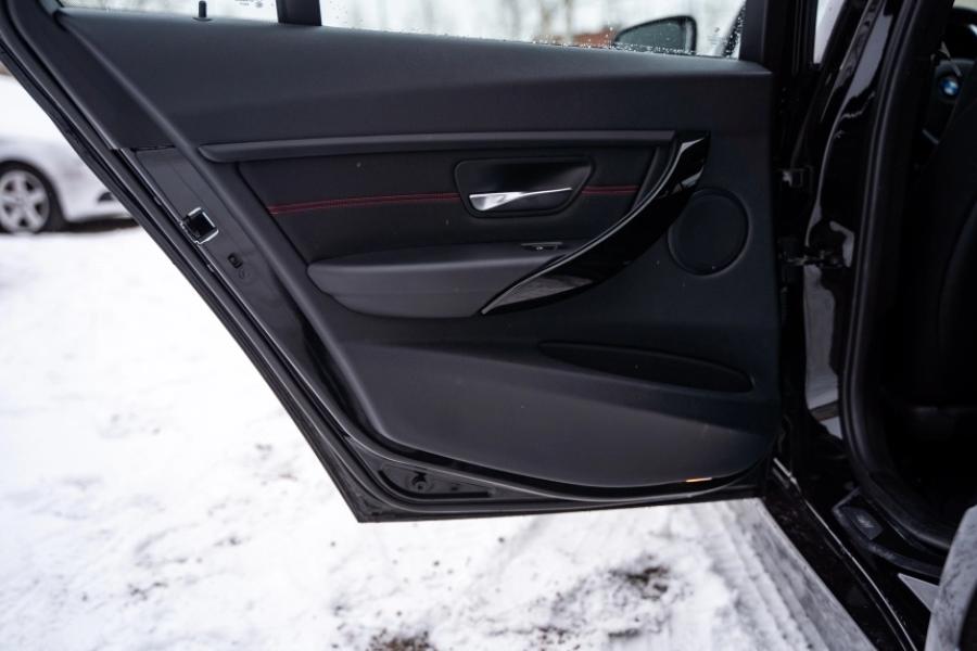 Black BMW 320 2014 in Riga, with an engine capacity of 2.00 L and mileage of 314 thousand km for 9500 €, photo 3 on AUTOMOTO.COM.LV