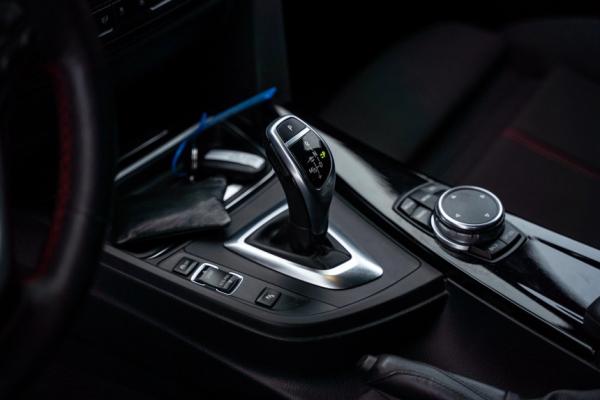 Black BMW 320 2014 in Riga, with an engine capacity of 2.00 L and mileage of 314 thousand km for 9500 €, photo 6 on AUTOMOTO.COM.LV