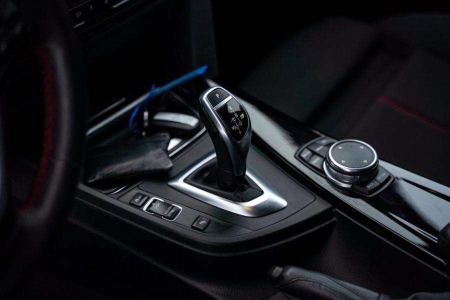 Black BMW 320 2014 in Riga, with an engine capacity of 2.00 L and mileage of 314 thousand km for 9500 €, photo 7 on AUTOMOTO.COM.LV