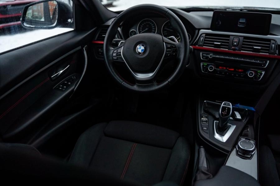 Black BMW 320 2014 in Riga, with an engine capacity of 2.00 L and mileage of 314 thousand km for 9500 €, photo 8 on AUTOMOTO.COM.LV
