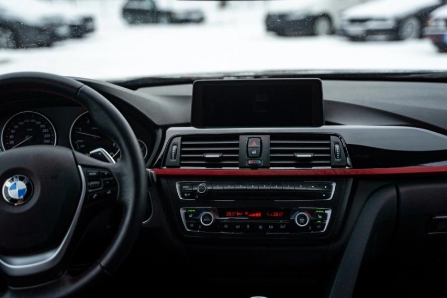 Black BMW 320 2014 in Riga, with an engine capacity of 2.00 L and mileage of 314 thousand km for 9500 €, photo 10 on AUTOMOTO.COM.LV