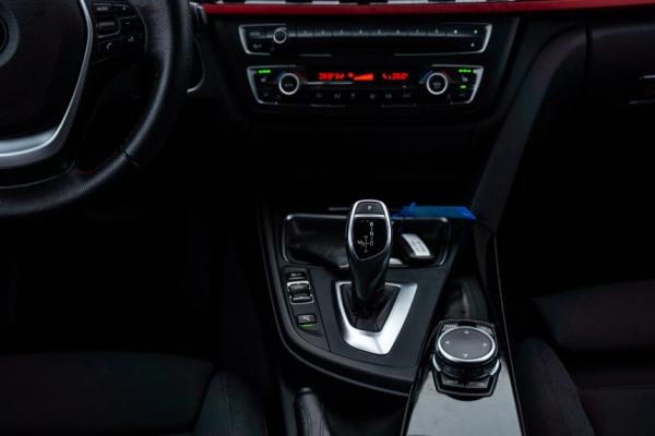 Black BMW 320 2014 in Riga, with an engine capacity of 2.00 L and mileage of 314 thousand km for 9500 €, photo 10 on AUTOMOTO.COM.LV