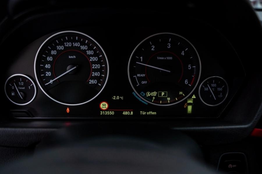 Black BMW 320 2014 in Riga, with an engine capacity of 2.00 L and mileage of 314 thousand km for 9500 €, photo 25 on AUTOMOTO.COM.LV