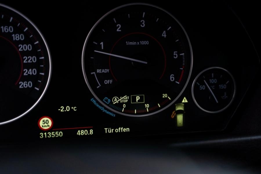 Black BMW 320 2014 in Riga, with an engine capacity of 2.00 L and mileage of 314 thousand km for 9500 €, photo 26 on AUTOMOTO.COM.LV