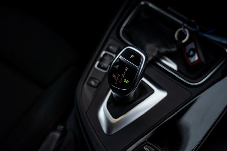 Black BMW 320 2014 in Riga, with an engine capacity of 2.00 L and mileage of 314 thousand km for 9500 €, photo 32 on AUTOMOTO.COM.LV