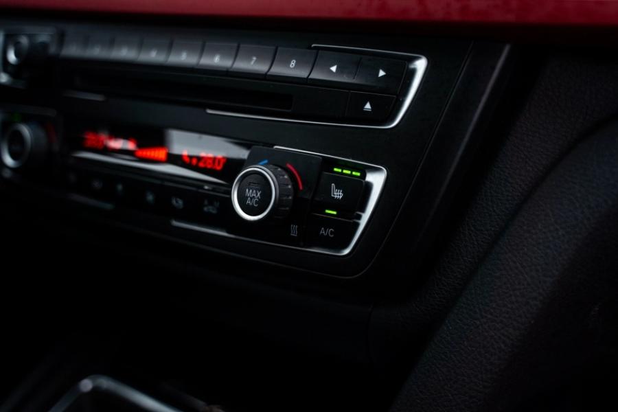 Black BMW 320 2014 in Riga, with an engine capacity of 2.00 L and mileage of 314 thousand km for 9500 €, photo 33 on AUTOMOTO.COM.LV