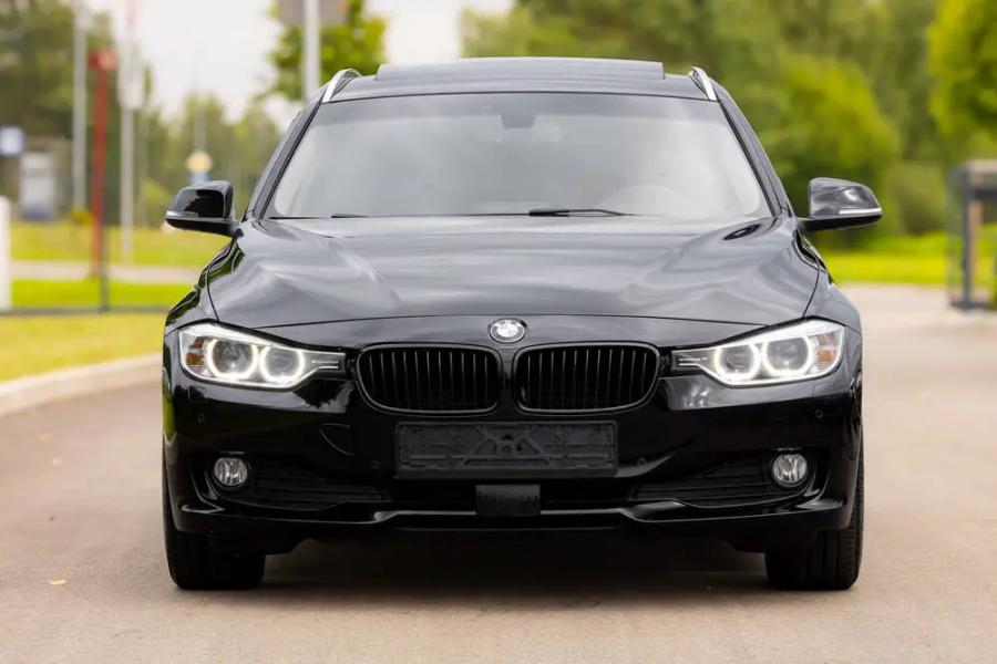 Black BMW 320 2014 in Jelgava, with an engine capacity of 2.00 L and mileage of 251 thousand km for 8200 €, photo 4 on AUTOMOTO.COM.LV