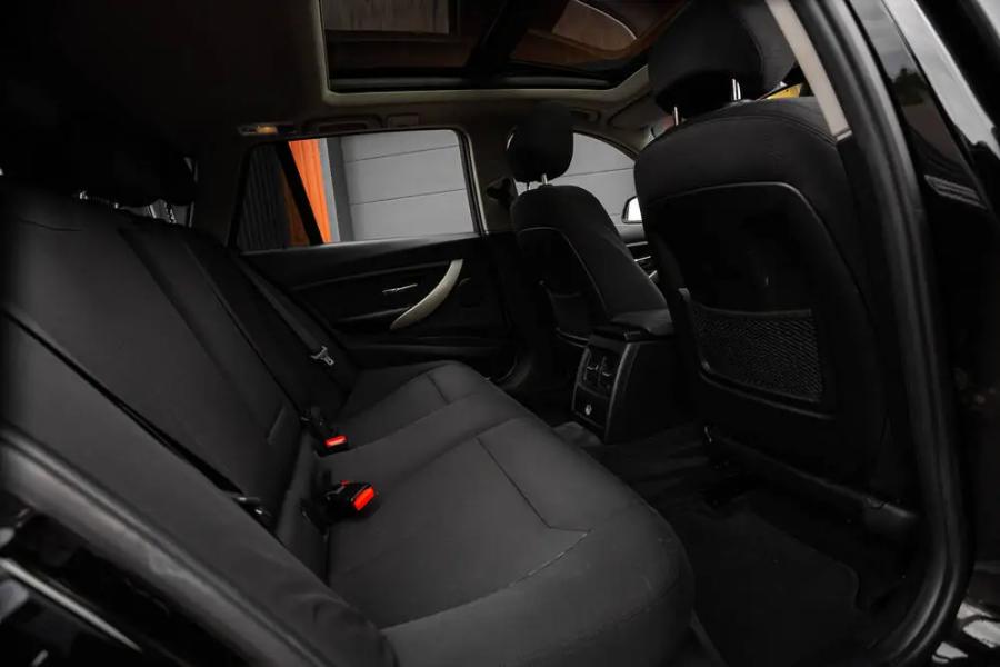 Black BMW 320 2014 in Jelgava, with an engine capacity of 2.00 L and mileage of 251 thousand km for 8200 €, photo 12 on AUTOMOTO.COM.LV