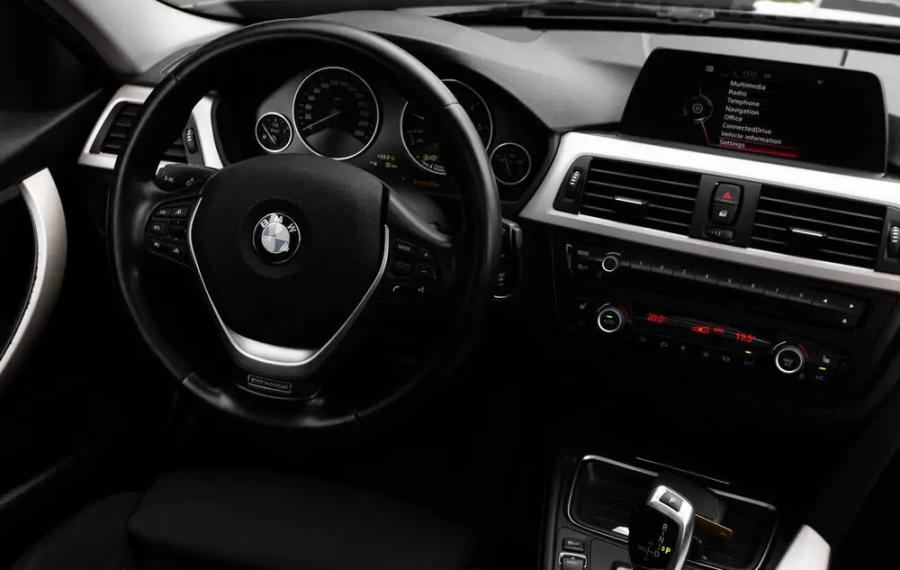 Black BMW 320 2014 in Jelgava, with an engine capacity of 2.00 L and mileage of 251 thousand km for 8200 €, photo 15 on AUTOMOTO.COM.LV
