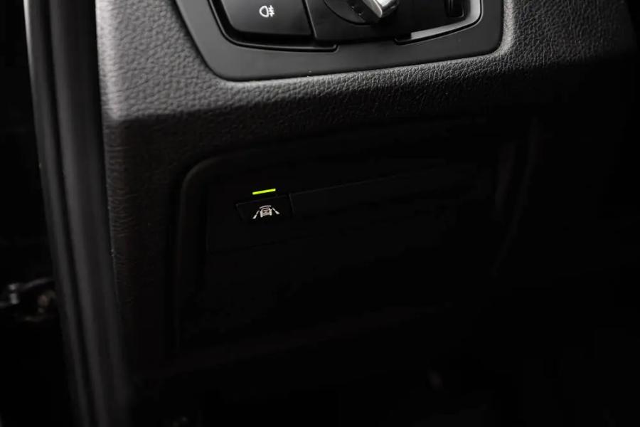 Black BMW 320 2014 in Jelgava, with an engine capacity of 2.00 L and mileage of 251 thousand km for 8200 €, photo 21 on AUTOMOTO.COM.LV