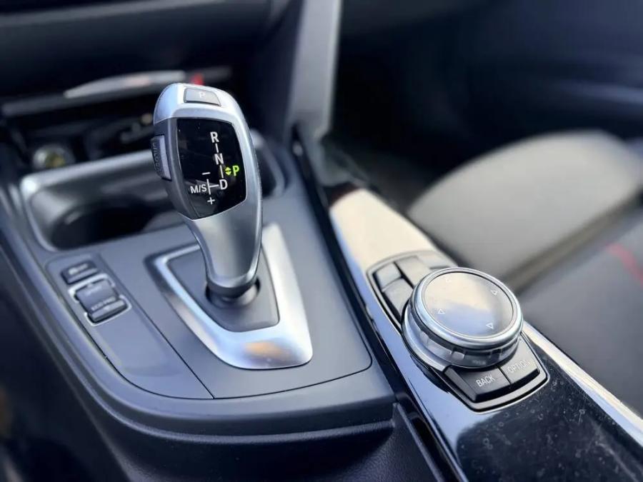 Black BMW 320 2015 in Riga, with an engine capacity of 2.00 L and mileage of 239 thousand km for 9995 €, photo 28 on AUTOMOTO.COM.LV