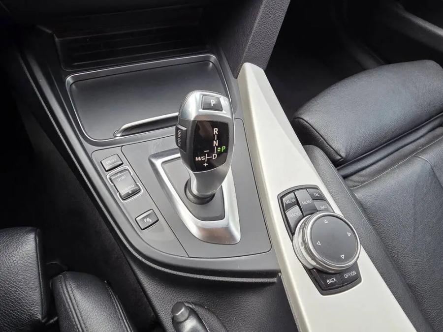 Melns BMW 320 2016 Kuldīga, ar dzinēja tilpumu 2.00 L un nobraukumu 267 tūkst. km par 10950 €, foto 16 vietnē AUTOMOTO.COM.LV