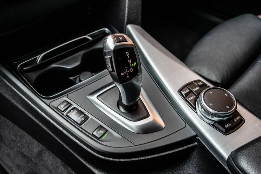 Melns BMW 320 2016 Tukums, ar dzinēja tilpumu 2.00 L un nobraukumu 277 tūkst. km par 10990 €, foto 19 vietnē AUTOMOTO.COM.LV