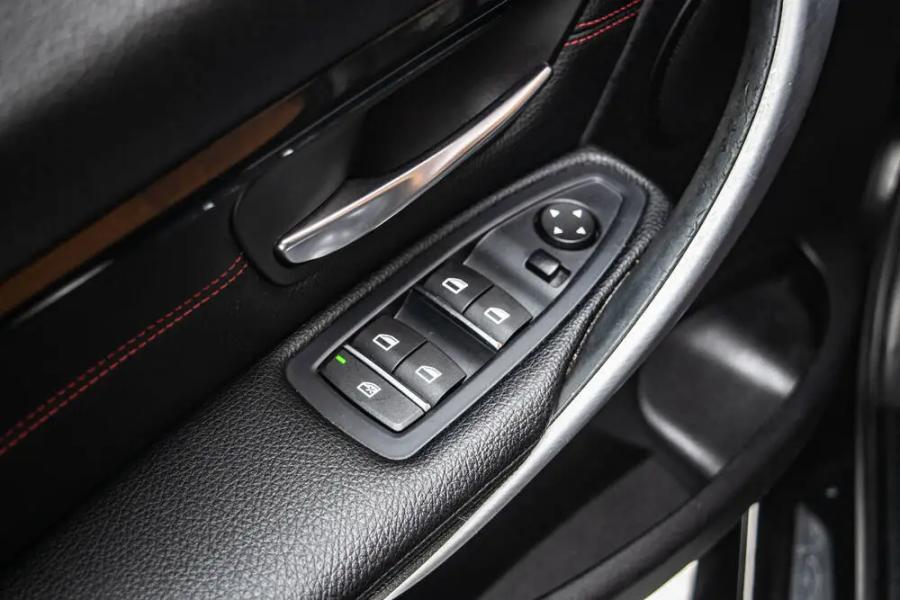 Melns BMW 320 2016 Tukums, ar dzinēja tilpumu 2.00 L un nobraukumu 277 tūkst. km par 10990 €, foto 21 vietnē AUTOMOTO.COM.LV