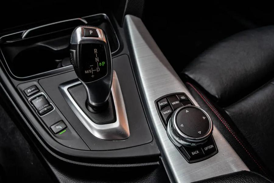 Melns BMW 320 2016 Tukums, ar dzinēja tilpumu 2.00 L un nobraukumu 277 tūkst. km par 10990 €, foto 24 vietnē AUTOMOTO.COM.LV