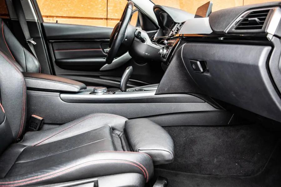 Melns BMW 320 2016 Tukums, ar dzinēja tilpumu 2.00 L un nobraukumu 277 tūkst. km par 10990 €, foto 35 vietnē AUTOMOTO.COM.LV