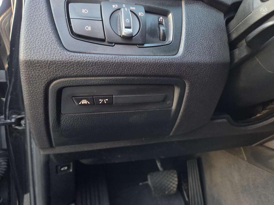 Black BMW 320 2016 in Kaunas, with an engine capacity of 2.00 L and mileage of 246 thousand km for 10500 €, photo 17 on AUTOMOTO.COM.LV