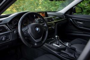 Black BMW 320 2016 in Elektrenai, with an engine capacity of 2.00 L and mileage of 222 thousand km for 9500 €, photo 12 on AUTOMOTO.COM.LV