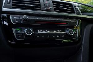 Black BMW 320 2016 in Elektrenai, with an engine capacity of 2.00 L and mileage of 222 thousand km for 9500 €, photo 16 on AUTOMOTO.COM.LV