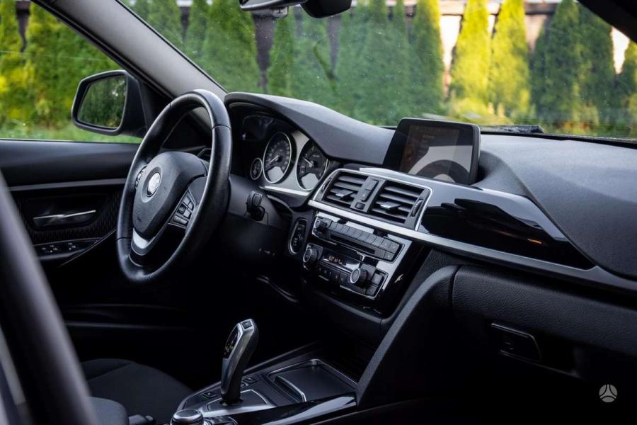 Black BMW 320 2016 in Elektrenai, with an engine capacity of 2.00 L and mileage of 222 thousand km for 9500 €, photo 18 on AUTOMOTO.COM.LV