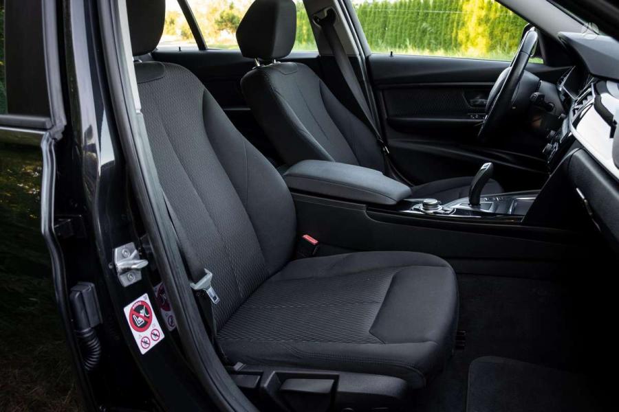Black BMW 320 2016 in Elektrenai, with an engine capacity of 2.00 L and mileage of 222 thousand km for 9500 €, photo 19 on AUTOMOTO.COM.LV