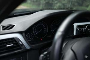 Black BMW 320 2017 in Vilnius, with an engine capacity of 2.00 L and mileage of 136 thousand km for 12000 €, photo 16 on AUTOMOTO.COM.LV
