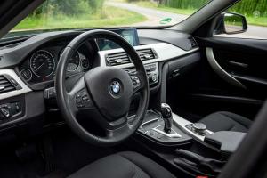 Black BMW 320 2017 in Elektrenai, with an engine capacity of 2.00 L and mileage of 224 thousand km for 10700 €, photo 13 on AUTOMOTO.COM.LV