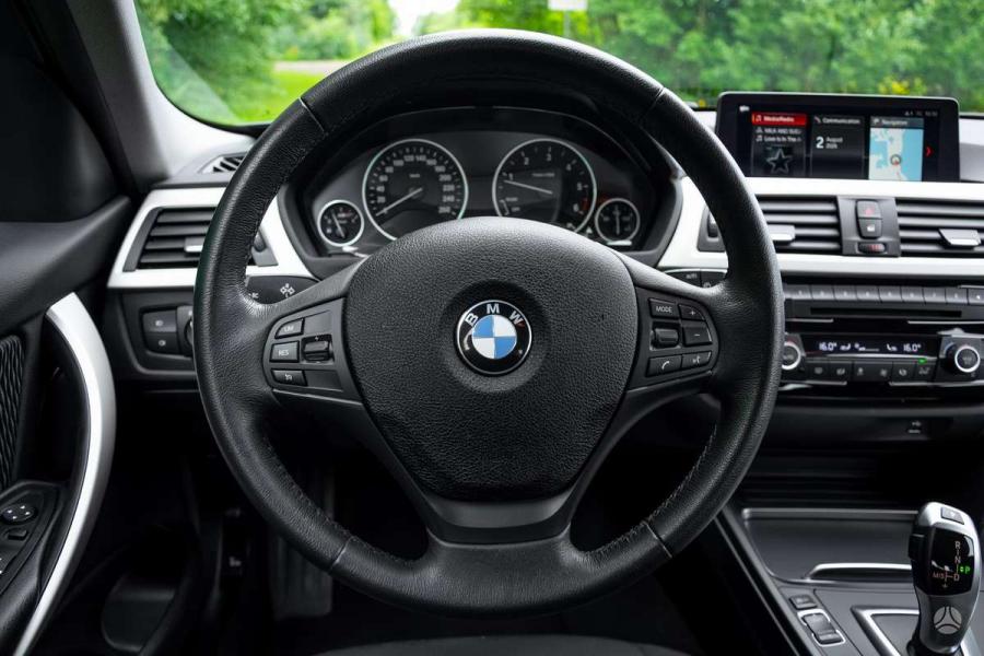 Black BMW 320 2017 in Elektrenai, with an engine capacity of 2.00 L and mileage of 224 thousand km for 10700 €, photo 17 on AUTOMOTO.COM.LV