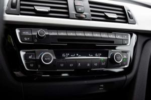 Black BMW 320 2017 in Elektrenai, with an engine capacity of 2.00 L and mileage of 224 thousand km for 10700 €, photo 19 on AUTOMOTO.COM.LV