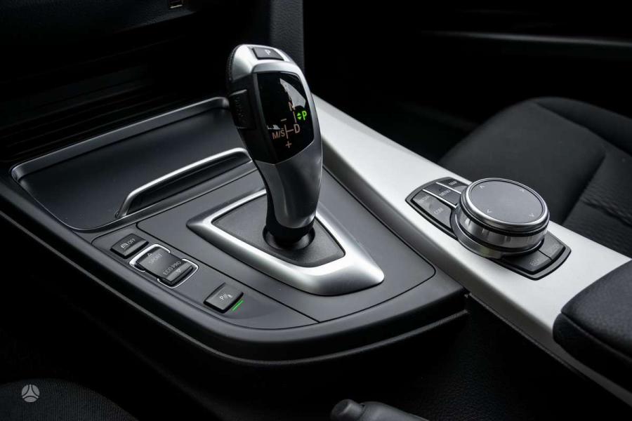 Black BMW 320 2017 in Elektrenai, with an engine capacity of 2.00 L and mileage of 224 thousand km for 10700 €, photo 20 on AUTOMOTO.COM.LV