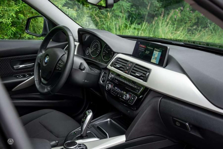 Black BMW 320 2017 in Elektrenai, with an engine capacity of 2.00 L and mileage of 224 thousand km for 10700 €, photo 21 on AUTOMOTO.COM.LV