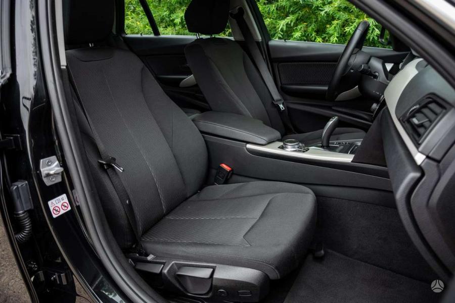 Melns BMW 320 2017 Elektrėnai, ar dzinēja tilpumu 2.00 L un nobraukumu 224 tūkst. km par 10750 €, foto 22 vietnē AUTOMOTO.COM.LV