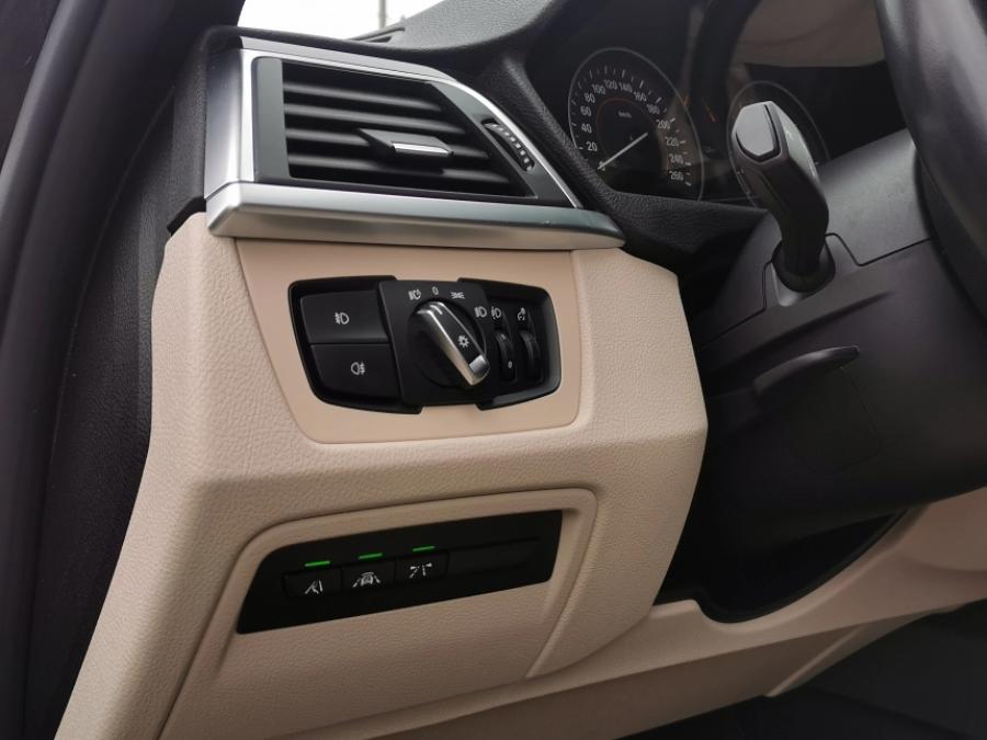 Black BMW 320 2018 in Riga, with an engine capacity of 2.00 L and mileage of 223 thousand km for 13900 €, photo 13 on AUTOMOTO.COM.LV