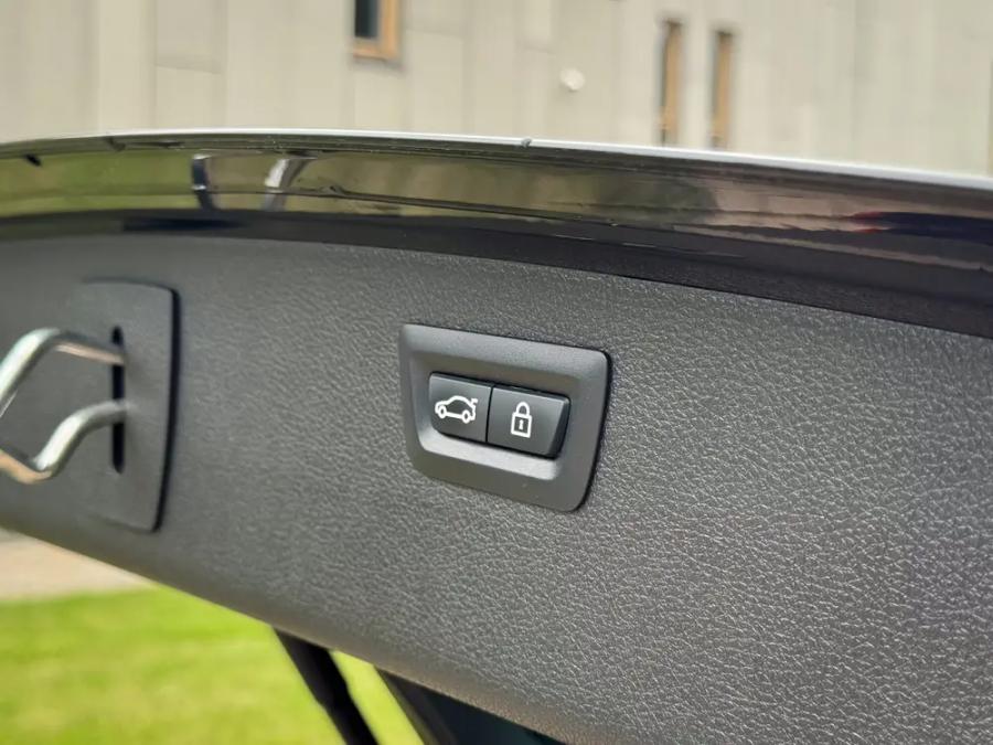 Black BMW 320 2018 in Riga, with an engine capacity of 2.00 L and mileage of 198 thousand km for 4900 €, photo 16 on AUTOMOTO.COM.LV